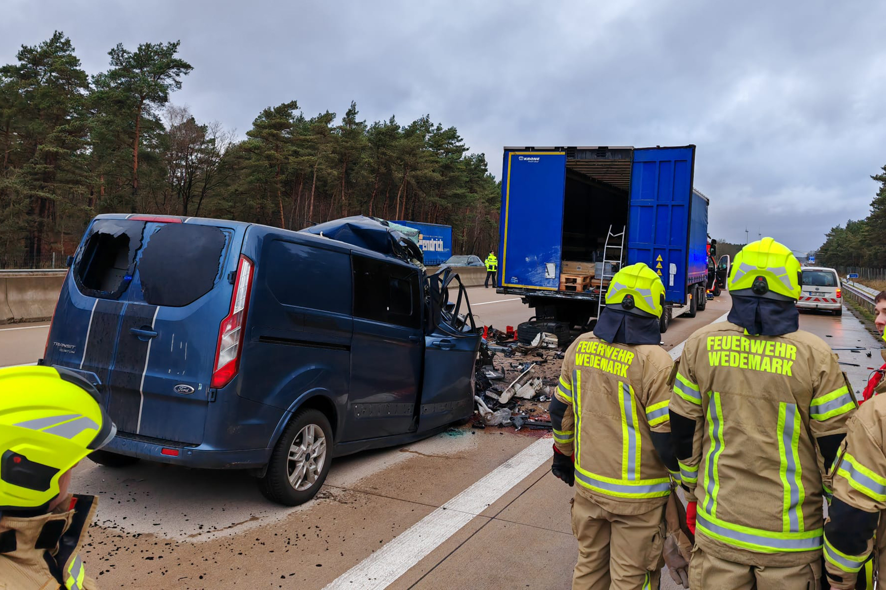 Unfall mit Lkw und Kleintransporter fordert mehrere Ortsfeuerwehren der ...