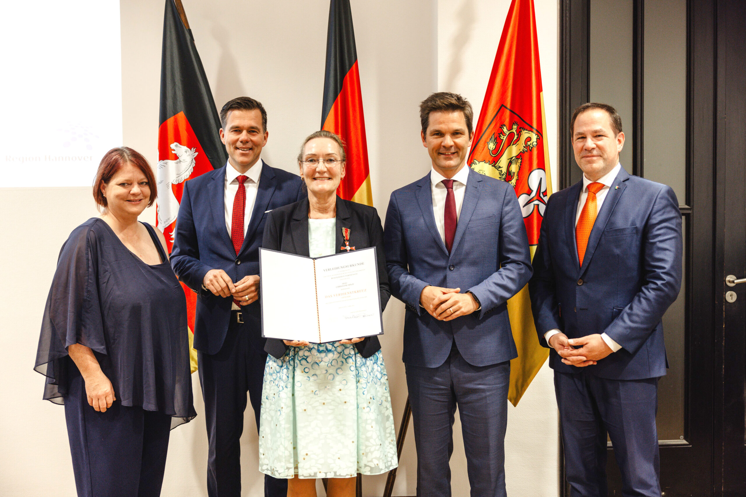 Christiane Hinze wird das Bundesverdienstkreuz verliehen - AltkreisBlitz